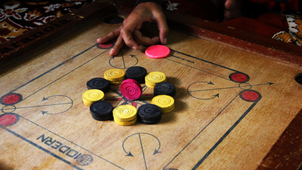 Does the carrom billiards game use pocketless tables? Read to know more
