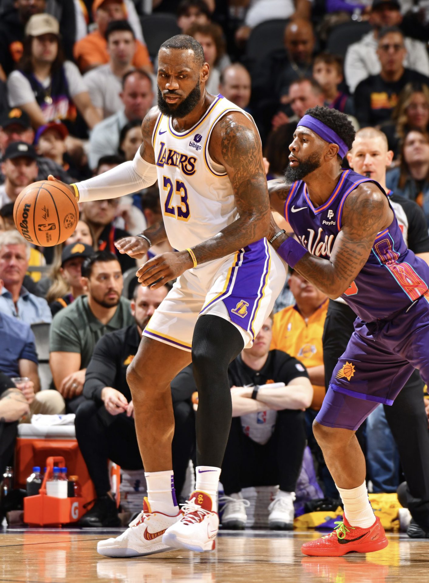 LeBron James gives tribute to his family by donning in a unique red ...